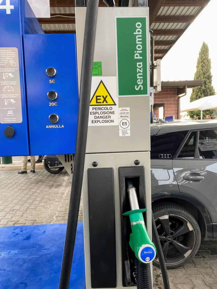 ITALIAN GAS STATIONS – A Guide to Getting Gas in Italy - Mom In Italy